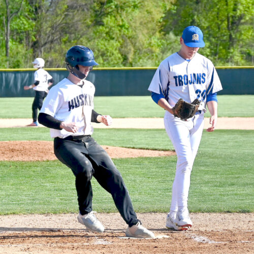 Huskies hold on to beat Trojans, 5-3 | News, Sports, Jobs - The Sentinel